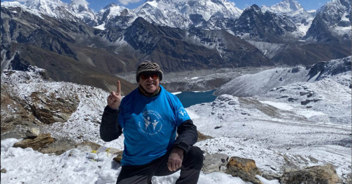 Awyr Las | Ffrind gorau yn troedio i Fynyddoedd yr Himalaia ar gyfer…