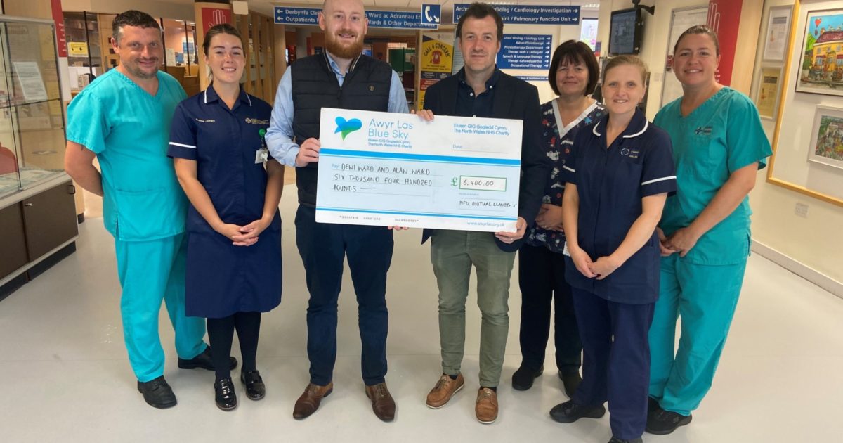Awyr Las | NFU Mutual yn cefnogi Ysbyty Gwynedd drwy’r 'Gronfa…